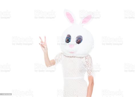 2029세의 어른 미모키큰 사람긴 머리 백인 젊은 여성여성 앞에 서 있는 1 인정면허리 까지 흰색 배경 착용 드레스마스크유머시원한 자세의 위장의상 20 29세에 대한 스톡