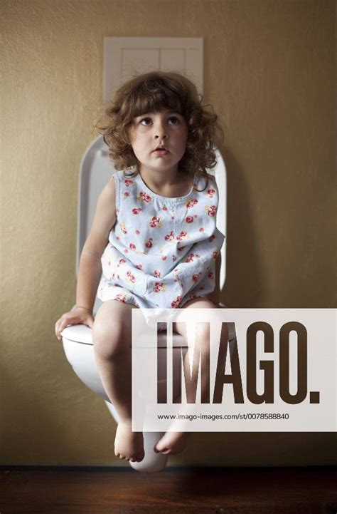 Maedchen Pipi Fotos Imago