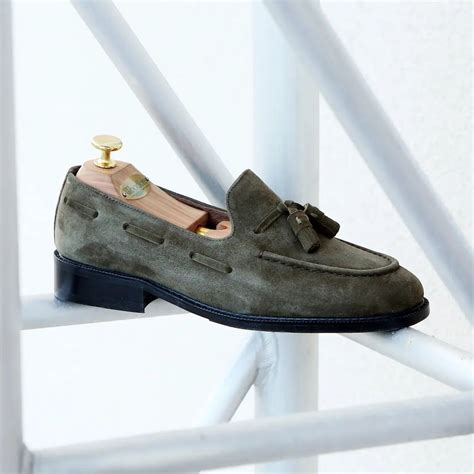 커스텀무드 깊이감 있는 고급스러운 카키색상의 스웨이드를 사용한 크림슨 테슬로퍼입니다 최적의 라운딩