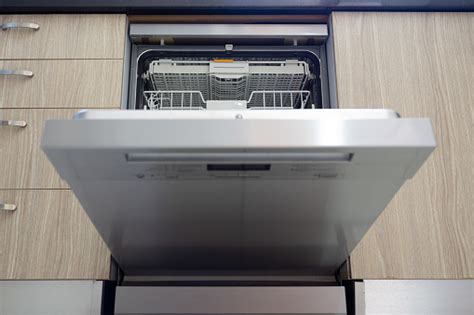 내장 식기 세척기의 문을 엽니 다 내장 된 가전 제품을 갖춘 현대적인 스마트 주방 식기 세척기의 접시와 요리 식기세척기에 대한 스톡 사진 및 기타 이미지 Istock