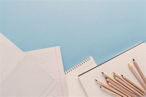 보기는 노트북을 통해 상위 물감 연필 통치자 종이 클립 핀 계산기 접착제 숫 돌 펜 종이 흰색 바탕에 학교 개념 돌아가기 사무 용품 평평 하다 0명에 대한 스톡 사진 및