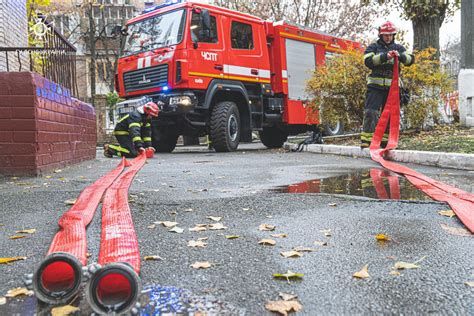 На Печерську горіла школа учнів встигли вивести з будівлі ВІДЕО