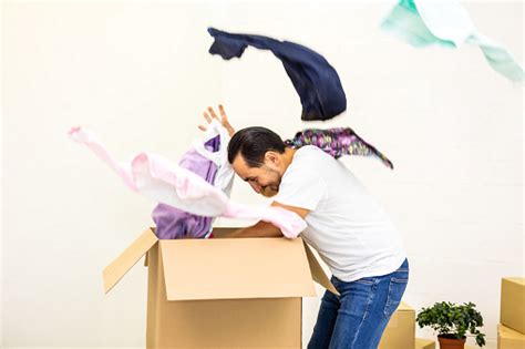 남자는 미친 보인다 골판지 상자를 풀고 자신의 소지품을 던져 새 아파트에 엉망만들기 이주 개념에 대한 스톡 사진 및 기타 이미지 이주 개념 지저분한 가정의 방