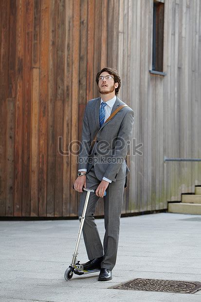 마당에서 사업가 승마 스쿠터 사진 무료 다운로드 Lovepik