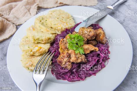 만두와 소금에 절인 양배추와 구운 돼지 고기 콘크리트 질감 배경에 수제 빵 만두 빨간 양배추와 전형적인 체코 국가 식사 고기에