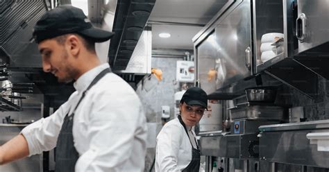 상업용 주방에서 음식을 준비하는 두 명의 요리사 사진 Unsplash의 음식 이미지