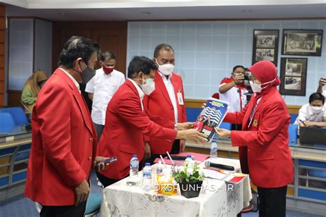 Prof Abdul Kadir Dan Prof Farida Mendaftar Bakal Calon Rektor Unhas