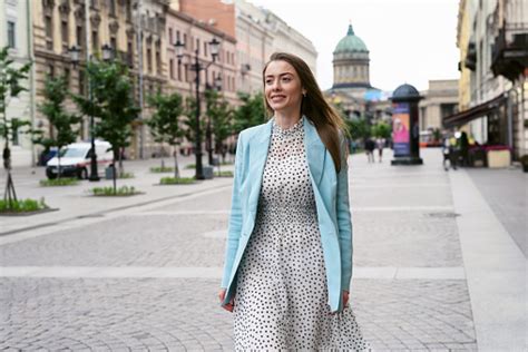 닫기 예쁜 금발의 젊은 여자와 주근깨 를 걷고 있는 동안 에 카메라 와 행복한 얼굴 표정 가을에 대한 스톡 사진 및 기타 이미지 가을 거리 계절 Istock