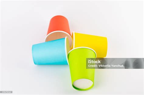 빨간 빨강 녹색 노랑 및 파랑 색깔에서 그려진 커피와 차를 위한 백색 배경 속인다 처분할 수 있는 식기 여행 및 레크리에이션 및 피크닉을 위한 처분할 수 있는 식기 속성