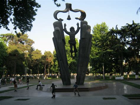 დღეს დედაენის დღე აღინიშნება Kvira Ge