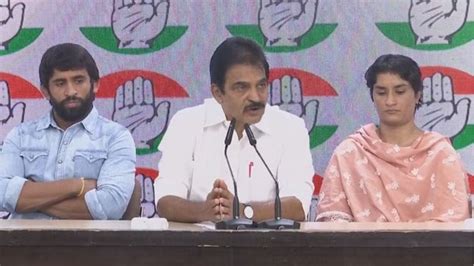 कांग्रेस में शामिल हुए पहलवान बजरंग पूनिया और विनेश फोगाट