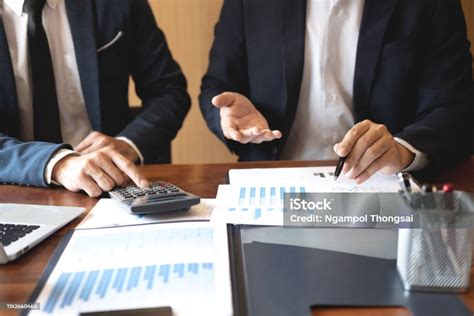 비즈니스 피플 팀 파트너 재무 및 회계 개념을 활용 하 여 투자 프로젝트 작업 및 비즈니스 대화 전략 수립을 위한 회의에 대해 논의 계획에 대한 스톡 사진 및 기타 이미지