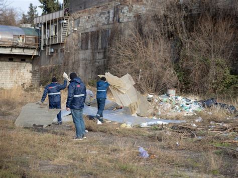 ფოტოფაქტი თბილისის ცენტრალური სადგურის მიმდებარე ტერიტორია სპეცტექნიკით დასუფთავდა Kalaki Ge