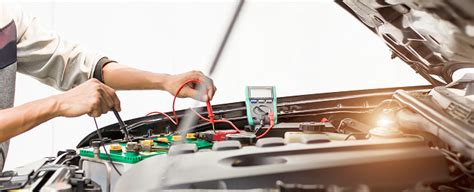 기술자가 차량 배터리를 확인하여 가용성을 확인합니다 검사 보기에 대한 스톡 사진 및 기타 이미지 검사 보기 공학 교통수단 Istock