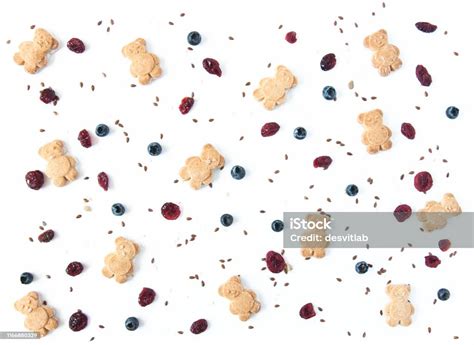 곰 쿠키 신선한 블루 베리 말린 크랜베리와 흰색 배경 어린이를위한 유용한 간식 적절한 영양 건강한 아침 식사 채식주의자를 위한 음식 0명에 대한 스톡 사진 및 기타 이미지