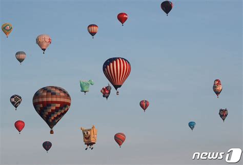 멕시코서 국제 열기구 축제하늘에 열기구가 두둥실