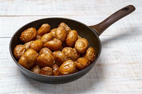 프라이팬에 구운 감자 통조림 음식 맛있는 크러스트 흰색 나무 판 배경에 한 개체 감자 요리에 대한 스톡 사진 및 기타 이미지 감자 요리 요리하기 식품 상태 전체