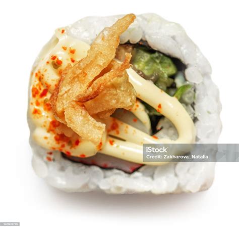 쌀 아보카도 및 바삭한 양파를 흰색 배경에 분리 한 초밥 상단 보기 플랫 레이 일본 레스토랑 메뉴 0명에 대한 스톡 사진 및 기타 이미지 Istock