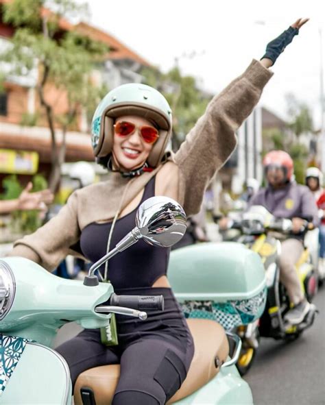 Wika Salim Pamer Ketek Mulus Saat Naik Motor Netizen Kenapa Diangkat