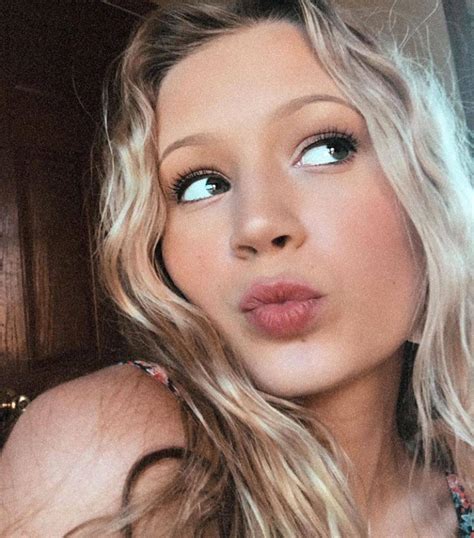 Blonde Pouter Scrolller