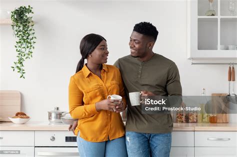 로맨틱 젊은 아프리카 계 미국인 커플 마시는 차 에 부엌 함께 차 뜨거운 음료에 대한 스톡 사진 및 기타 이미지 차 뜨거운 음료 마시기 커플 Istock