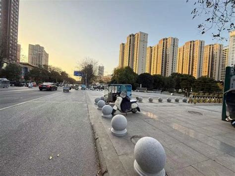 城管护航新城控股集团吾悦广场 交通焕新解锁企民双优 新城控股 广场 路障 交通 城管执法 新浪新闻