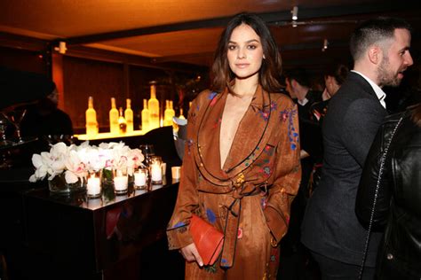 송중기가 영국 출신 배우 케이티 루이즈 사운더스와 재혼 2세 임신 소식을 전했다