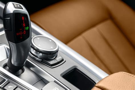 현대 자동차의 자동 기어 스틱 변속기 멀티미디어 및 탐색 제어 버튼 자동차 인테리어 세부 사항 변속기 변속 브라운 가죽 인테리어 차에 대한 스톡 사진 및 기타 이미지