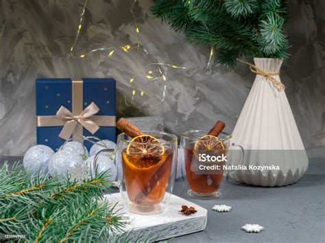 새해 엽서 레몬과 계피와 차 두 잔은 크리스마스 화환과 선물의 배경에 붙어 있습니다 클로즈업 엽서의 기초입니다 0명에 대한 스톡