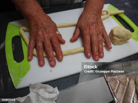 시칠리아 치즈 이탈리아 Sasuages 파스타 집 Cucche의 만들기 전통적인 역사적인 구운된 음식 만든 건강한 식생활에 대한 스톡 사진 및 기타 이미지 Istock