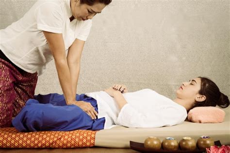 Premium Photo Therapist Massaging Woman