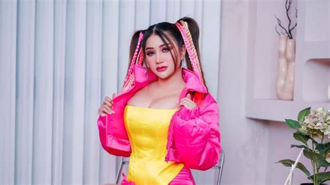 Novita Jamed Rilis Single Baru Pake Ade Bang Selebritalk
