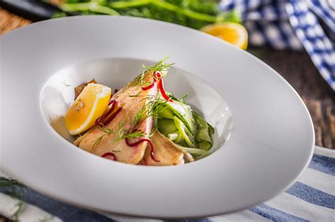 오이 샐러드와 허브 장식 생선 송어 필렛 호텔이 나 레스토랑에서 접시에 야채 샐러드와 생선 0명에 대한 스톡 사진 및 기타 이미지 Istock