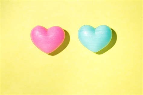 심장 모양 노란 테이블의 커플입니다 발렌타인 데이 배경 사용에 대 한 기호입니다 사랑 로맨스 그리고 열정 2명에 대한 스톡 사진 및 기타 이미지 Istock