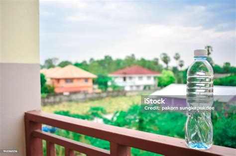 병 물 흐린 배경 Bokeh에 플라스틱에 벽지를 사용 하 여 패키지 또는 이미지 및 복사 공간을 새로 고침 제품 0명에 대한 스톡 사진 및 기타 이미지 Istock