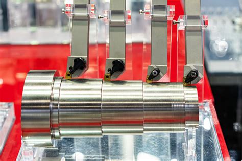 샘플 절삭 공구 및 공작물 쇼 기능 또는 산업 제조 공정을위한 Cnc 머시닝 센터 또는 선반 기계를 사용하는 방법을 닫습니다 Cnc 장치에 대한 스톡 사진 및 기타 이미지