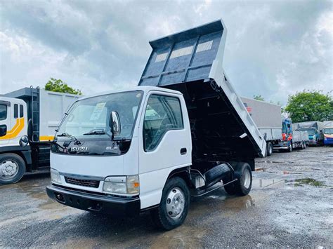 Download Isuzu Elf Dump Truck Unloading Wallpaper