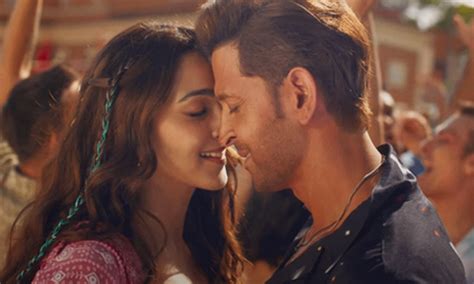 Hrithik Roshan Kiara Advani Romance Away In ‘aavan Jaavan From ‘war 2