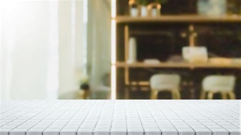 빈 흰색 세라믹 모자이크 테이블 상단과 빈티지 필터와 흐린 보케 카페와 레스토랑 배경 디스플레이 또는 몽타주에 사용할 수