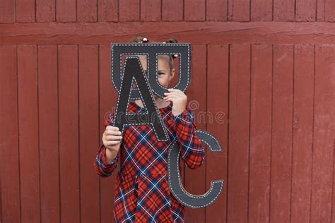Retrato De Una Colegiala Joven Hermosa En Las Letras Grandes Abc Del