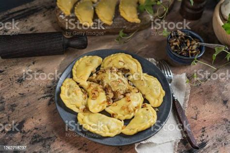 감자와 버섯 파란색 접시 창 근처 부엌에서 나무 소박한 테이블 수제 만두 감자 요리에 대한 스톡 사진 및 기타 이미지 감자 요리 건강한 식생활 고기 Istock