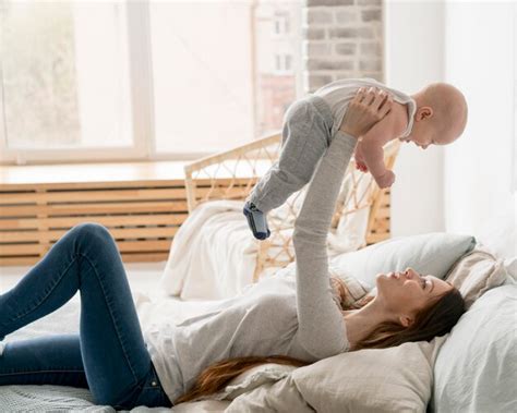 Vista Frontal De La Feliz Madre E Hijo Foto Gratis