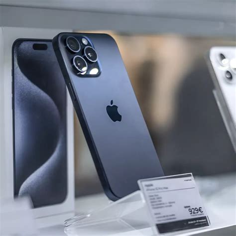 Apple Users Baffled After Spotting Mysterious Purple Dot In Corner Of Screen