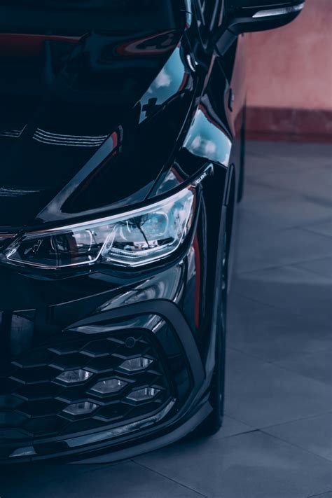 Foto Zum Thema Schwarz Rotes Auto Auf Grauem Pflaster Kostenloses Bild Zu Licht Auf Unsplash