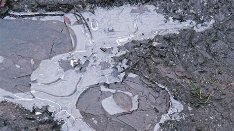 Ground Frost 얼어붙은 물 웅덩이 진흙 투성이의 얇은 얼음 층 아래에 갇힌 기포 0명에 대한 스톡 사진 및 기타 이미지