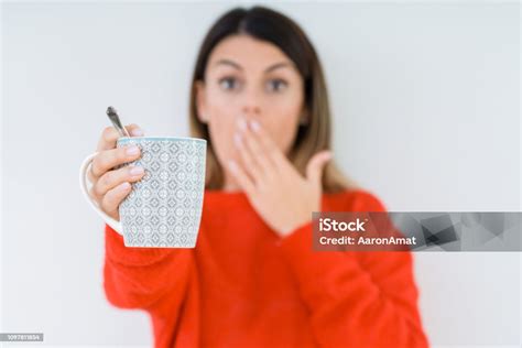 격리 된 배경 표지 입 손으로 이상의 커피를 마시는 젊은 여자 실수 두려움 침묵 비밀 개념에에서 무서 워의 표현에 대 한 수치와