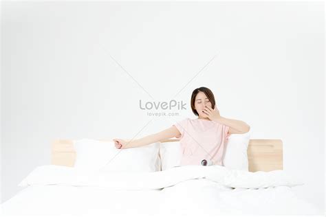거류 여성 이 기지개 를 켜다 사진 무료 다운로드 Lovepik