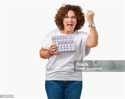 격리 된 배경 화가 위에 생리 캘린더와 미친과 손으로 올린 분노 개념 소리 분노와 좌절된 소리 들고 중간 어른 고위 여자 감정에 대한 스톡 사진 및 기타 이미지 Istock