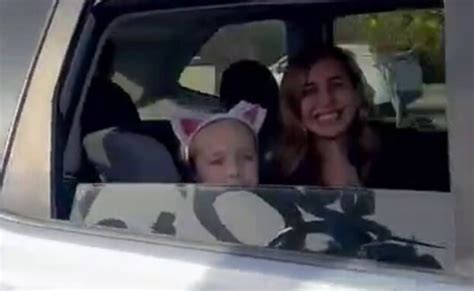 Video Daniele Aloni En Haar Dochter Amelia Komen Thuis