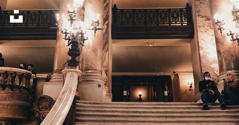 샹들리에가있는 건물의 큰 계단 사진 Unsplash의 무료 팔레 가르니에 이미지